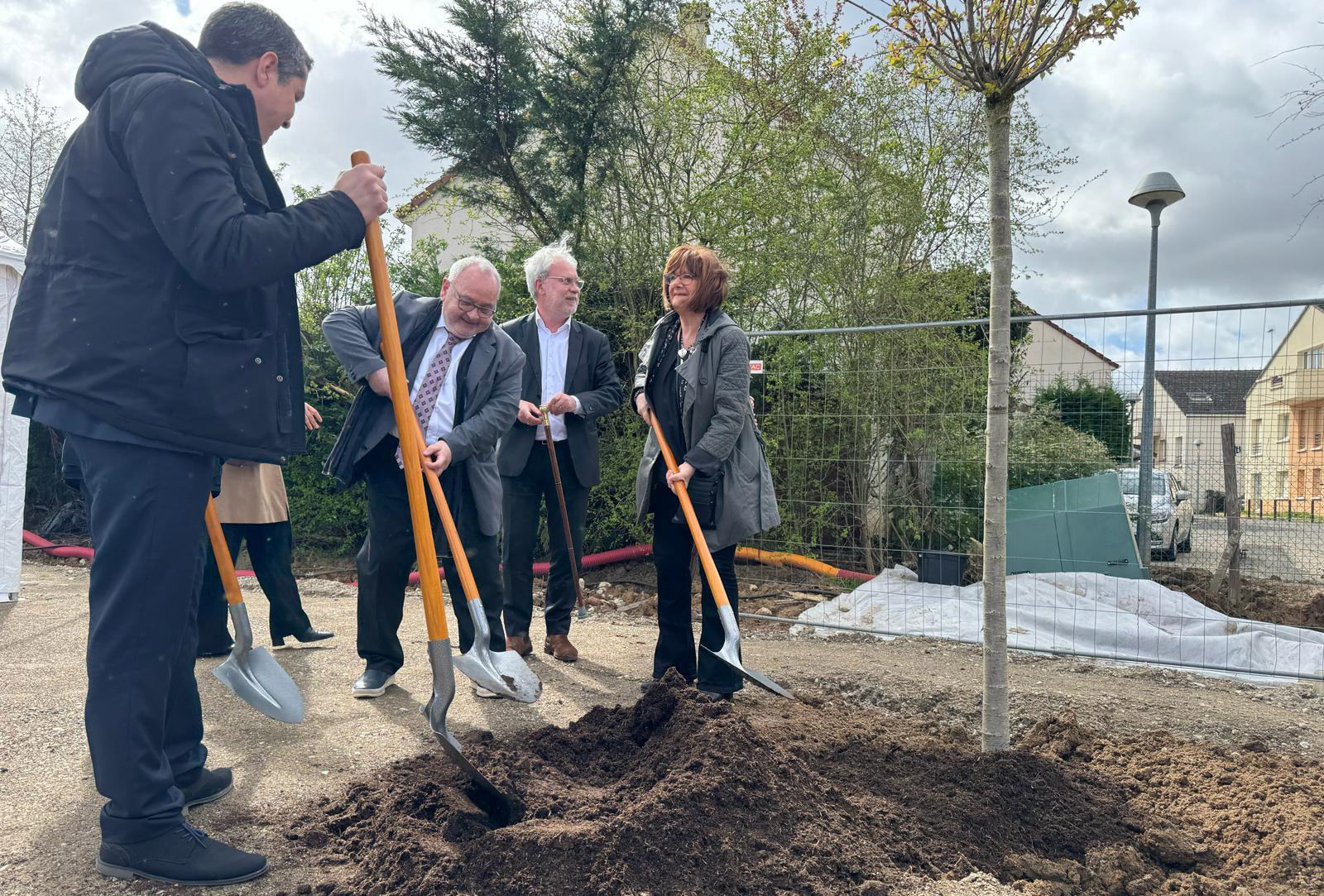 Un premier arbre pour le nouvel IME/SESSAD Daniel Séguret
